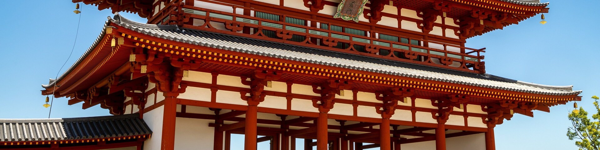 Suzakumon Gate showing a temple or place of worship and heritage architecture