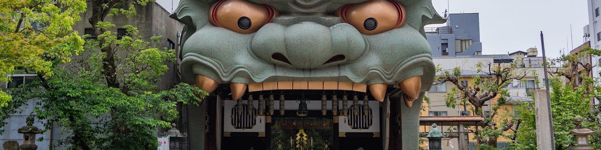 Namba Yasaka Shrine featuring street scenes and outdoor art as well as a couple