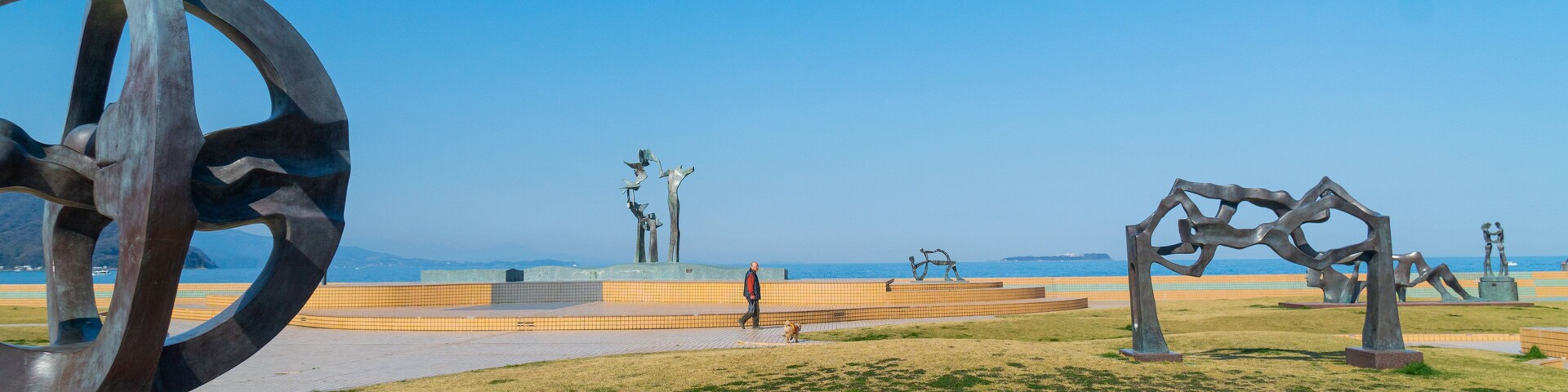 Nagisa Park which includes a garden and outdoor art