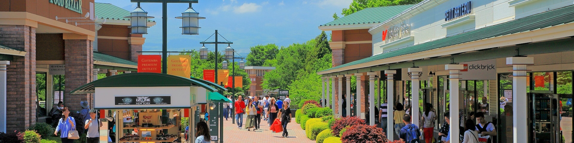Gotemba Premium Outlets which includes mountains