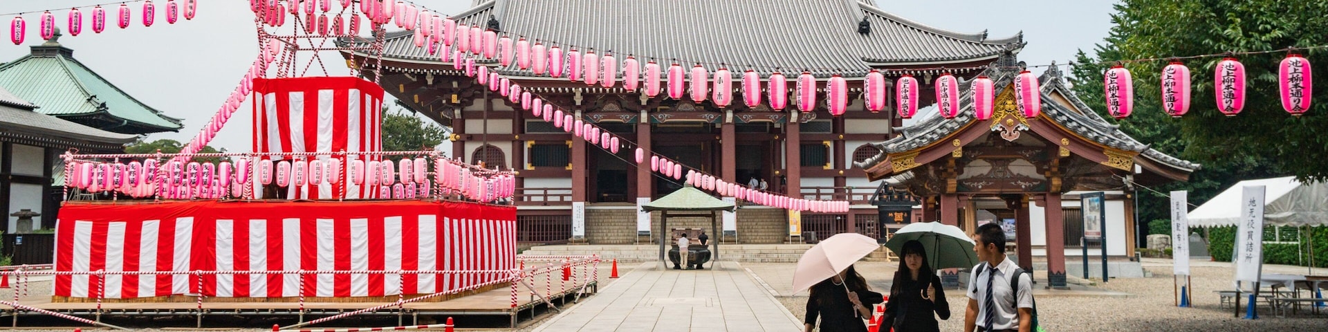 Ikegami Honmonji Temple which includes street scenes, a small town or village and heritage elements