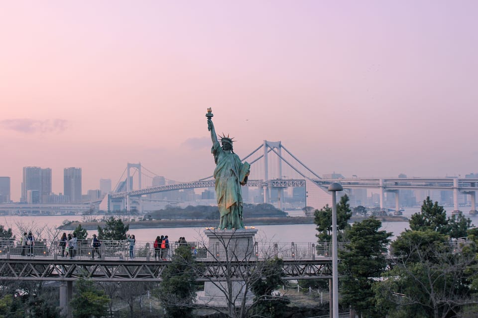 A Estátua da Liberdade em Nova York, com a Ponte do Brooklyn ao fundo.