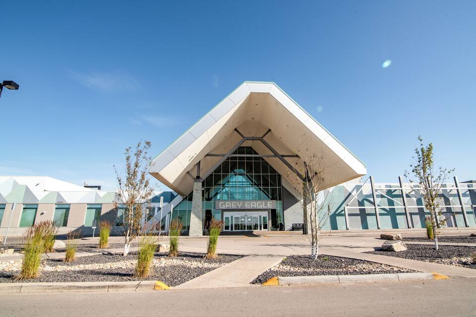 Um edifício moderno com um design angular distinto, identificado como