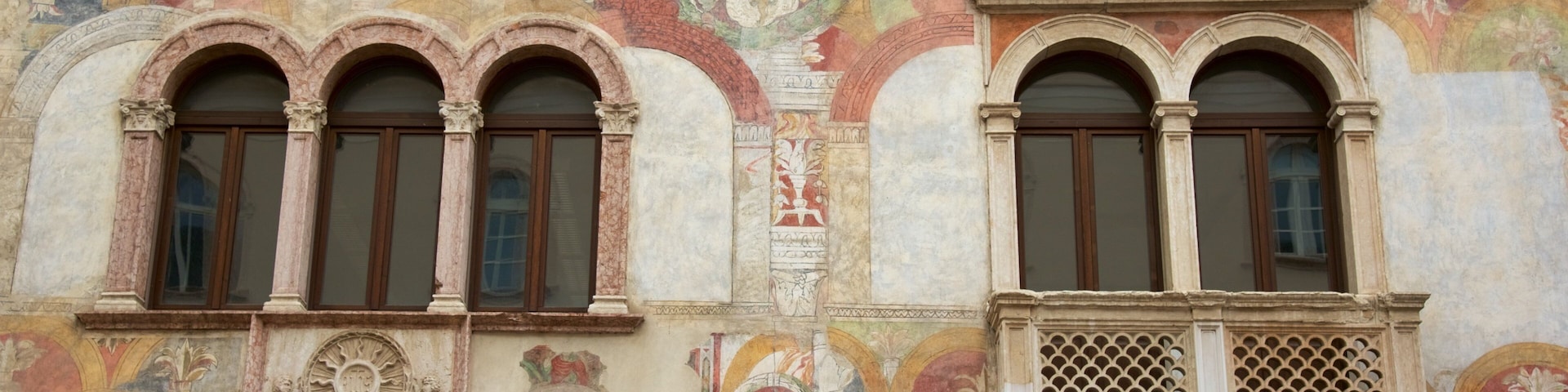 Piazza Duomo featuring heritage elements and art