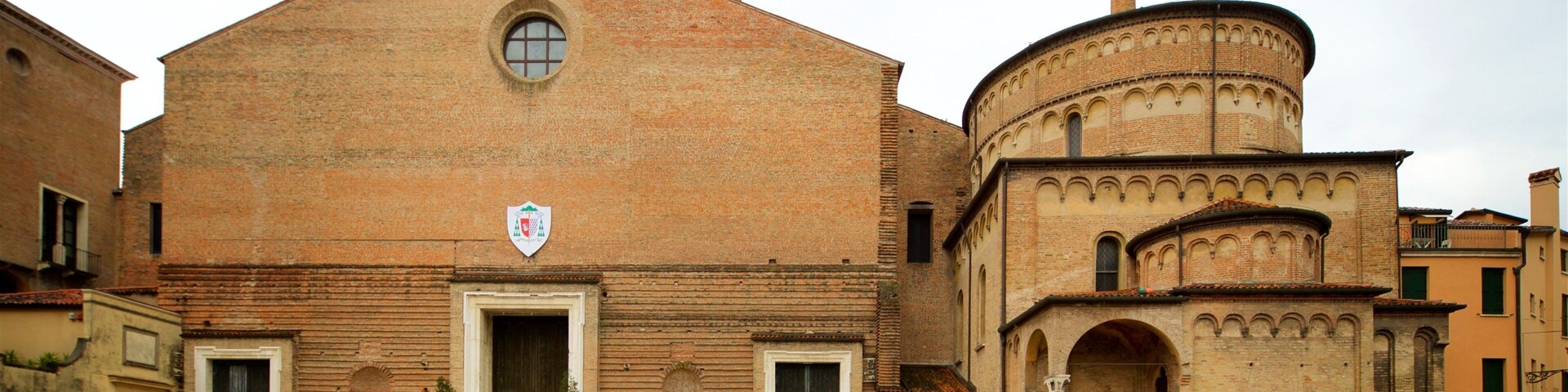 Basilica del Duomo caracterizando uma igreja ou catedral, uma praça ou plaza e arquitetura de patrimônio