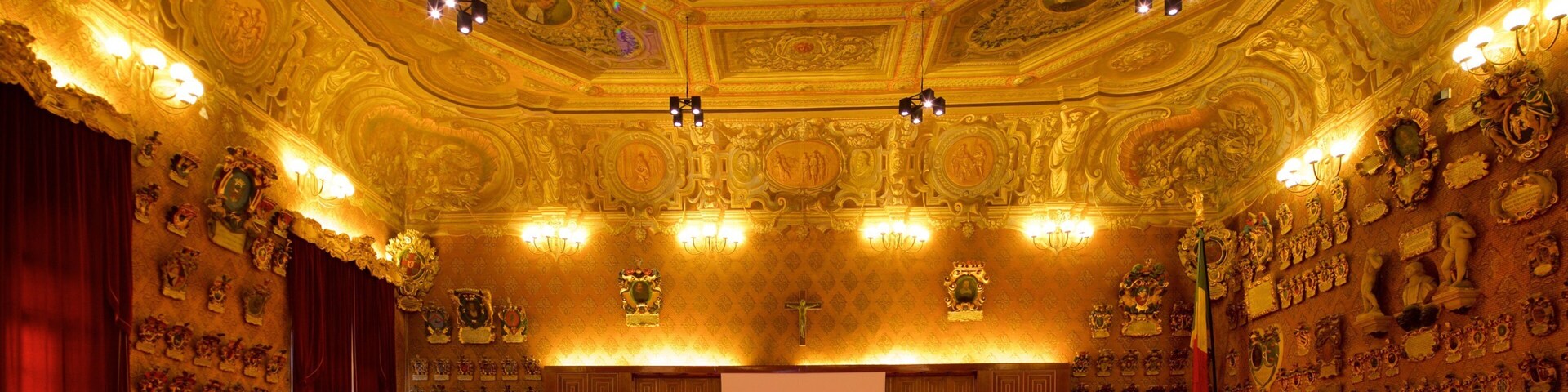 Palazzo del Bo mostrando vistas internas, uma igreja ou catedral e elementos de patrimônio