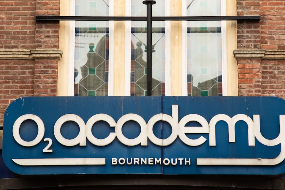 Uma placa azul com a inscrição 'O2 Academy Bournemouth'.