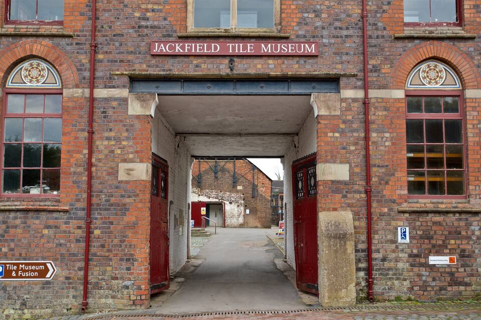 A entrada do Museu do Azulejo de Jackfield, com fachada de tijolos e janelas em arco.
