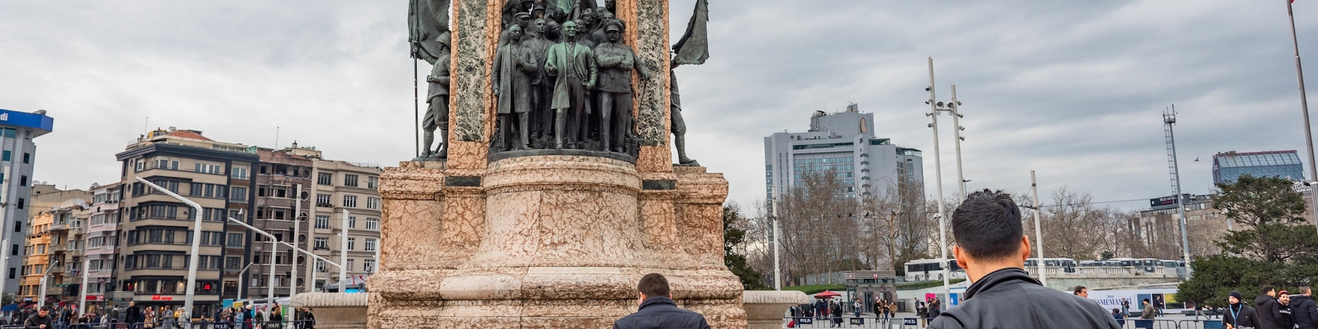 Cumhuriyet Anıtı which includes a fountain, street scenes and a square or plaza