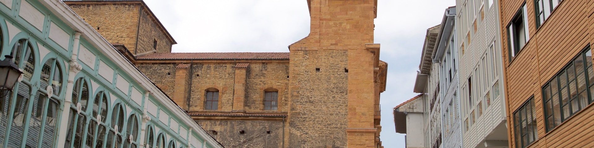 El Fontan Market which includes heritage architecture and a city