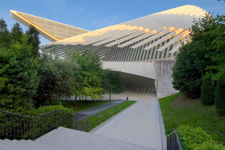 Um edifício moderno com arquitetura diferenciada, teto inclinado e um pátio central.