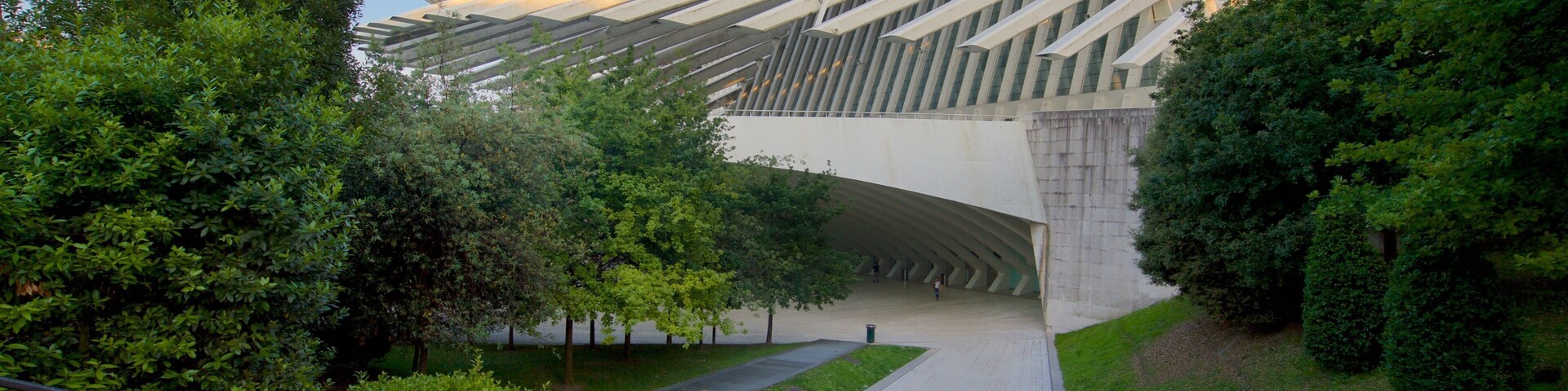 Palacio de Exposiciones y Congresos which includes modern architecture and a park