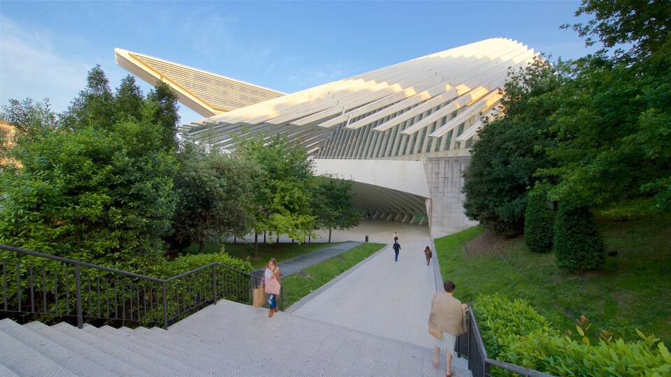 Palacio de Exposiciones y Congresos que inclui um parque e arquitetura moderna assim como um pequeno grupo de pessoas