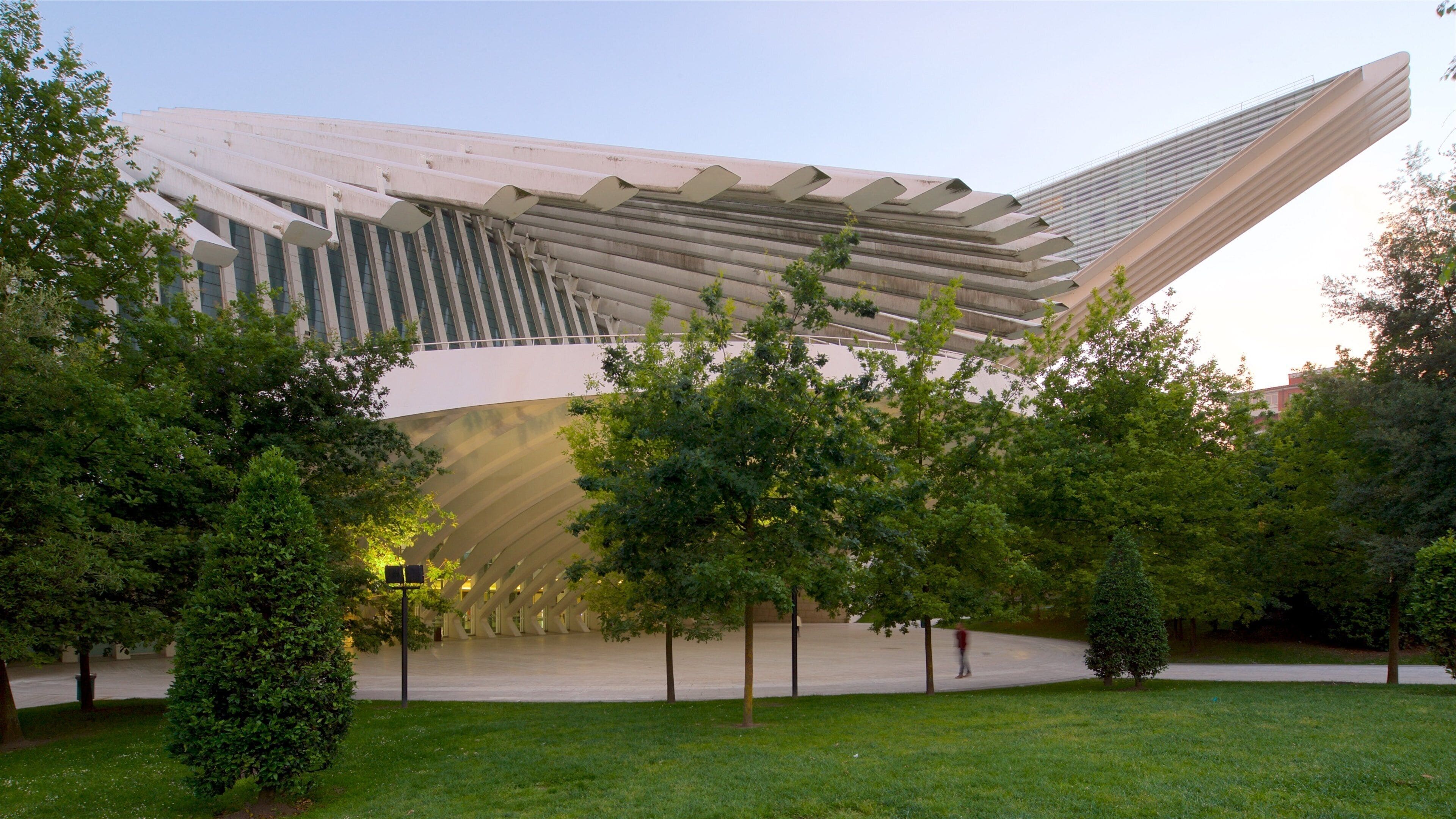 Palacio de Exposiciones y Congresos mostrando arquitetura moderna e um parque