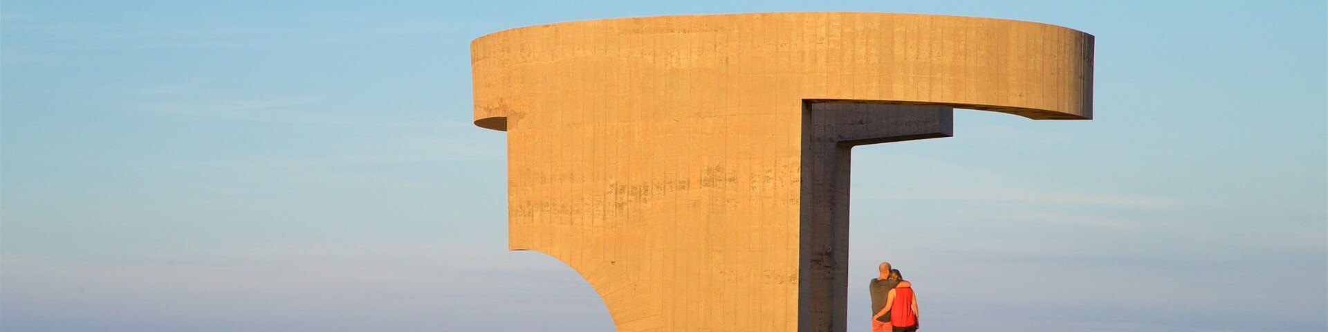Elogio do Horizonte mostrando arte ao ar livre, um pôr do sol e um parque