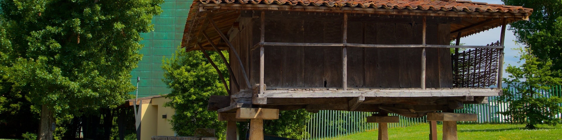 Muséu del Pueblu d\'Asturies mostrando elementos de patrimônio