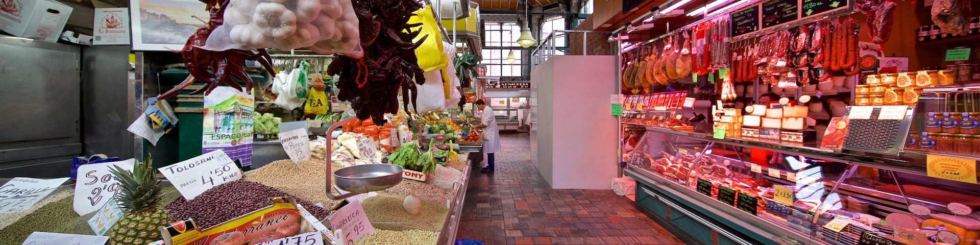 Mercado La Esperanza showing markets, food and interior views