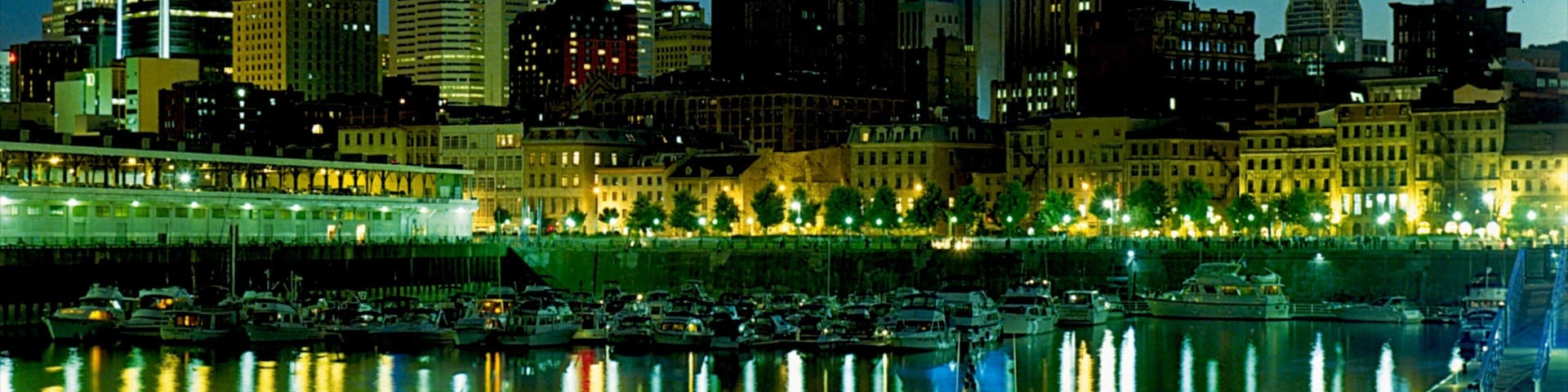 Old Port of Montreal que inclui uma baía ou porto, cenas noturnas e uma cidade