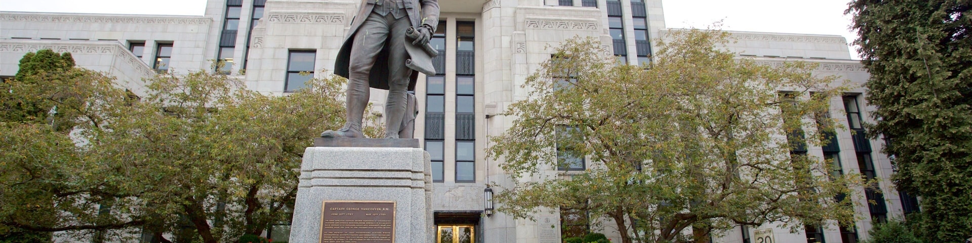 Vancouver showing a monument, heritage architecture and an administrative buidling