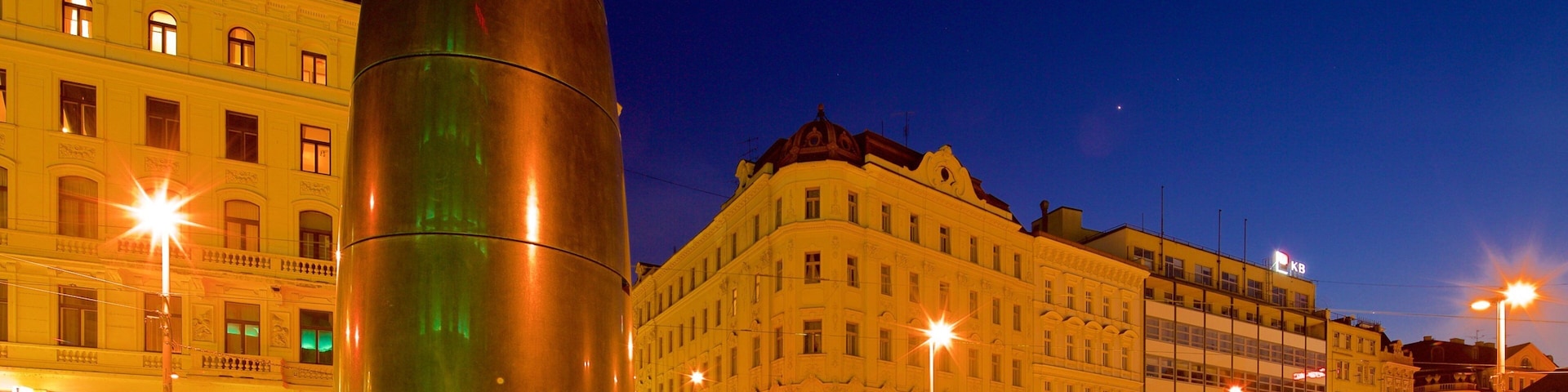 Brno mostrando cenas noturnas, uma cidade e uma praça ou plaza