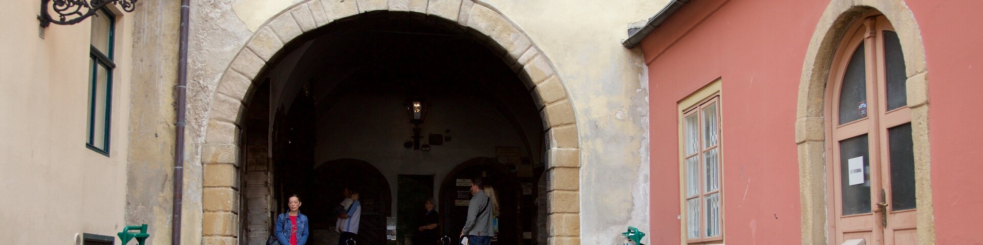 Condado de Zagreb caracterizando arquitetura de patrimônio e uma cidade pequena ou vila assim como um pequeno grupo de pessoas