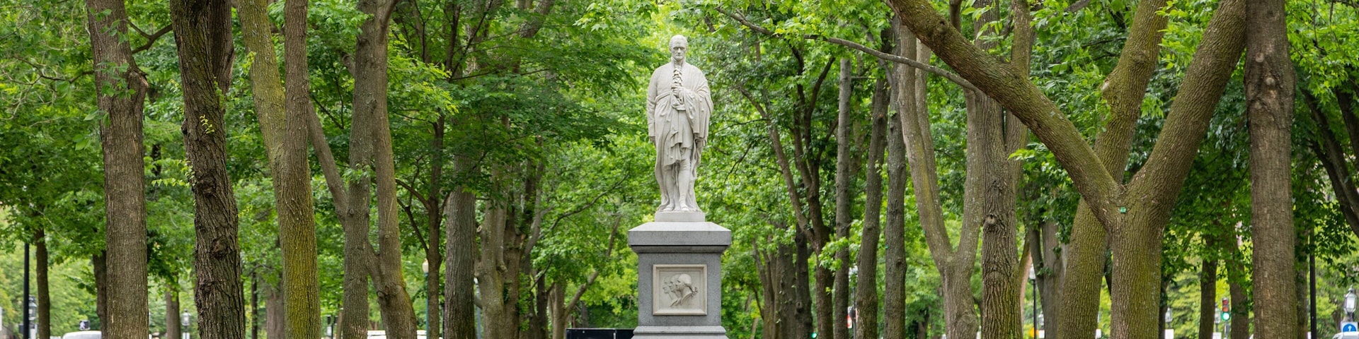 Commonwealth Avenue Mall showing a park and a statue or sculpture