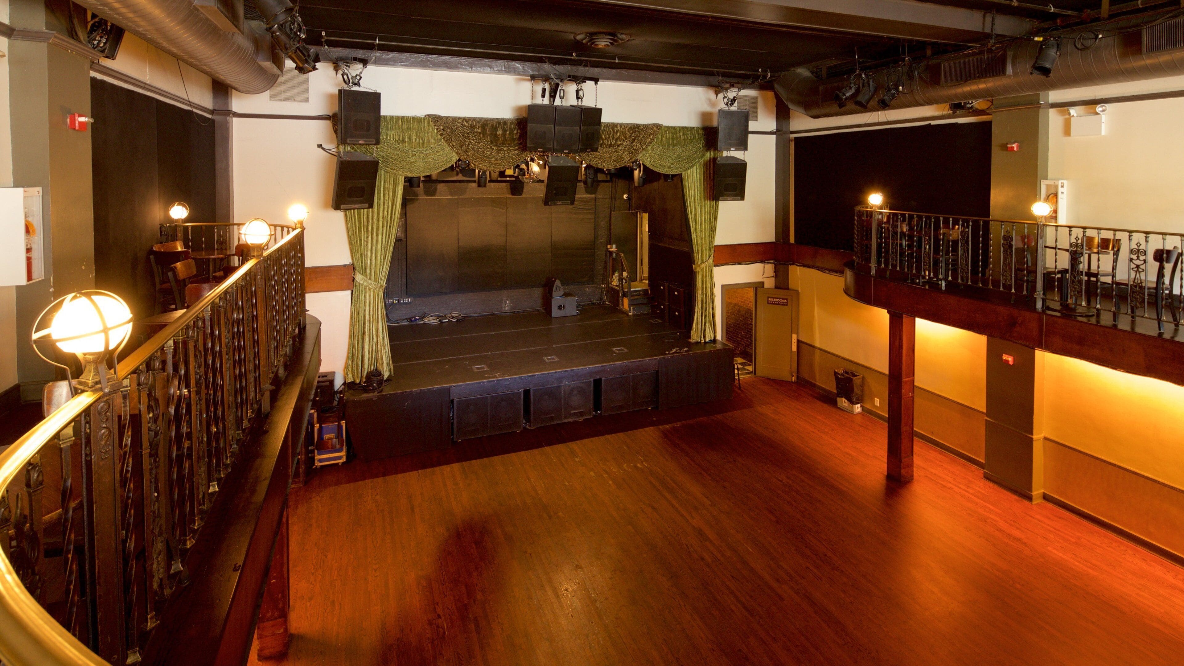 Bowery Ballroom mostrando vistas internas e cenas de teatro