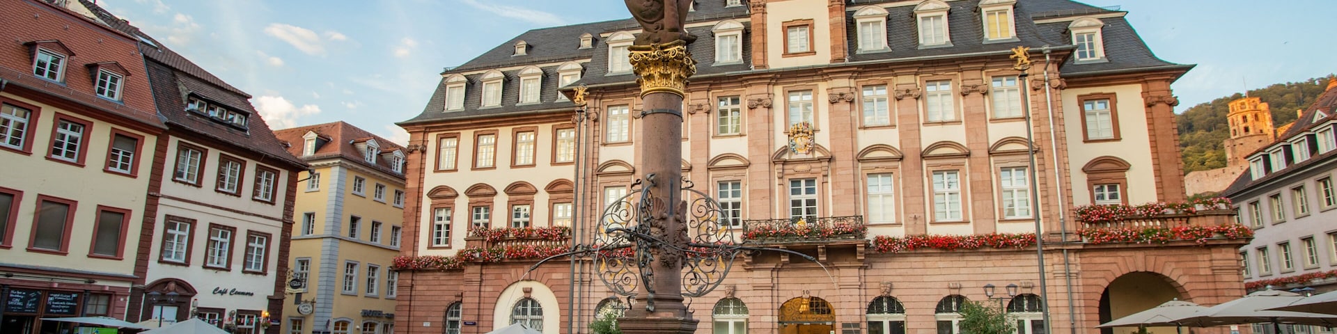 Hercules Fountain which includes a fountain, a city and outdoor eating