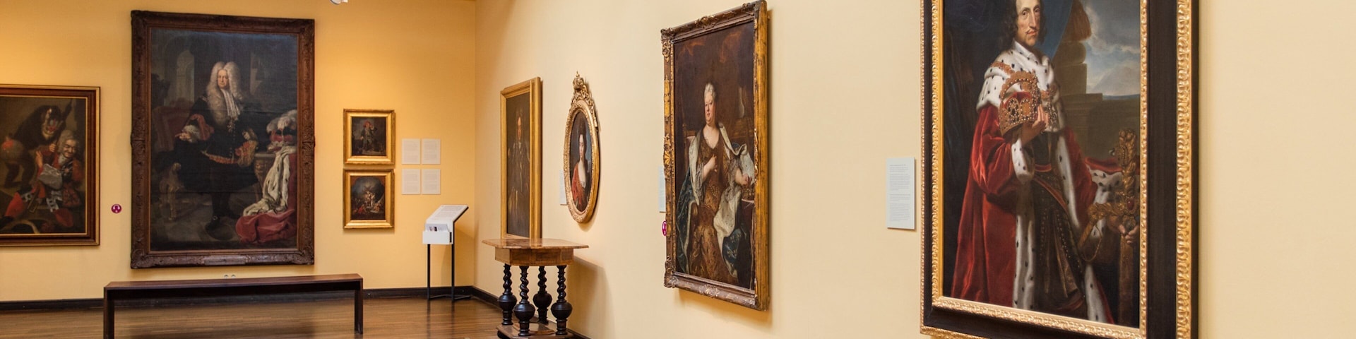 Kurpfälzisches Museum showing art and interior views