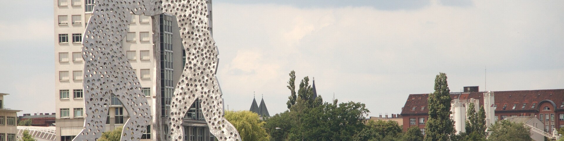 Molecule Man showing a city, boating and outdoor art