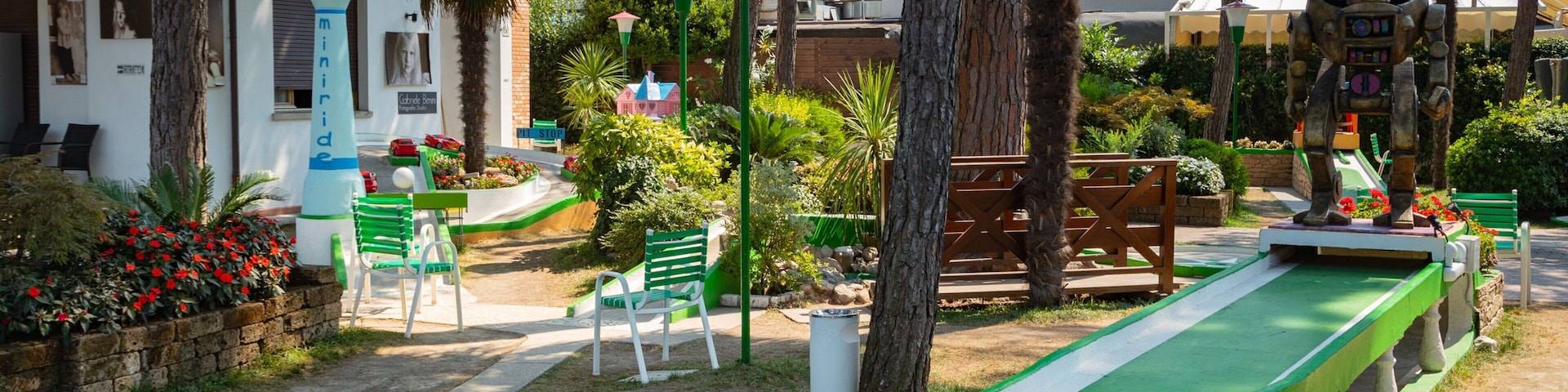 Minigolf Centrale featuring golf and a park