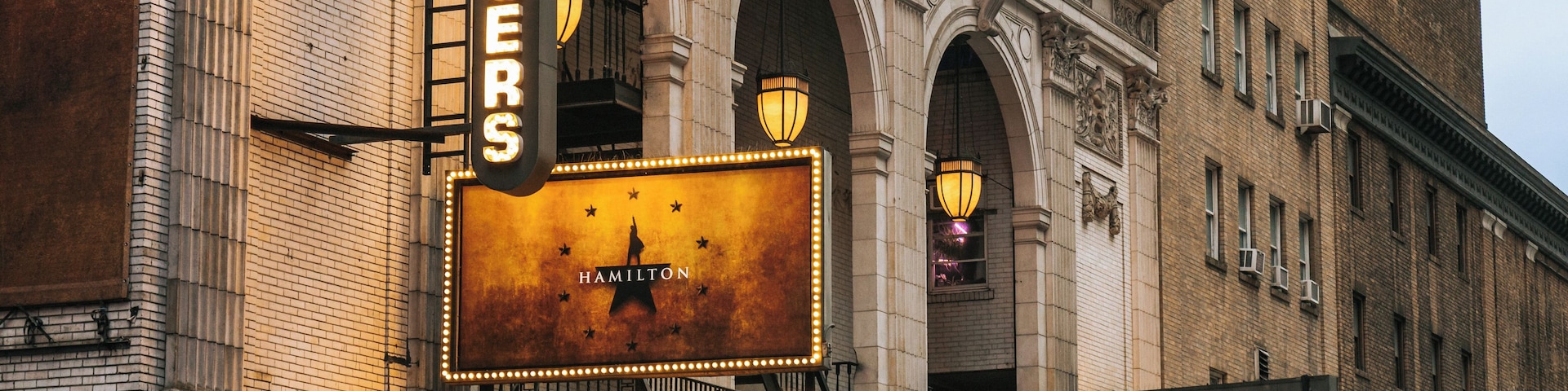Vitrine de teatro com os dizeres 'Rodgers' e 'Richard Rodgers' iluminados.