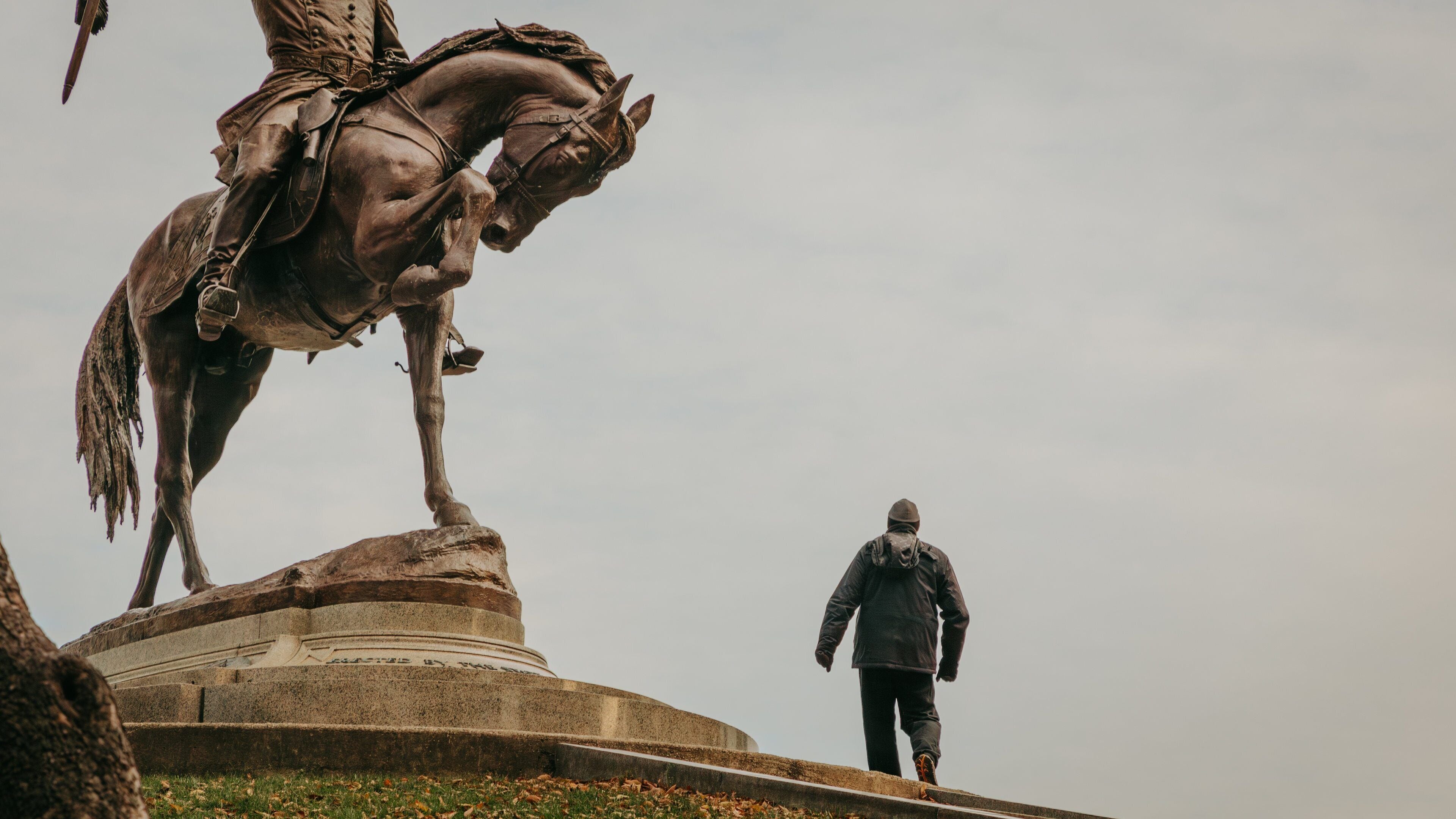 Gen. John Logan Memorial showing a statue or sculpture and heritage elements as well as an individual male