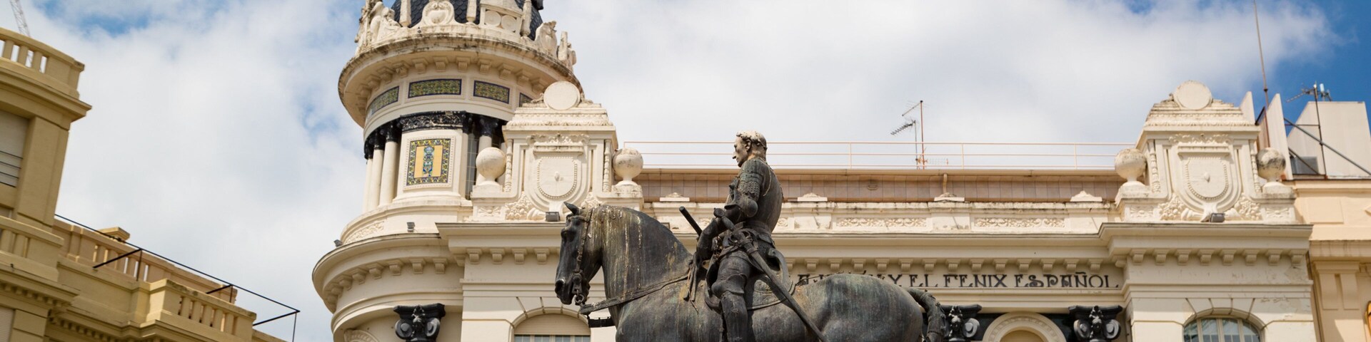 Tendillas Plaza featuring a statue or sculpture and heritage elements