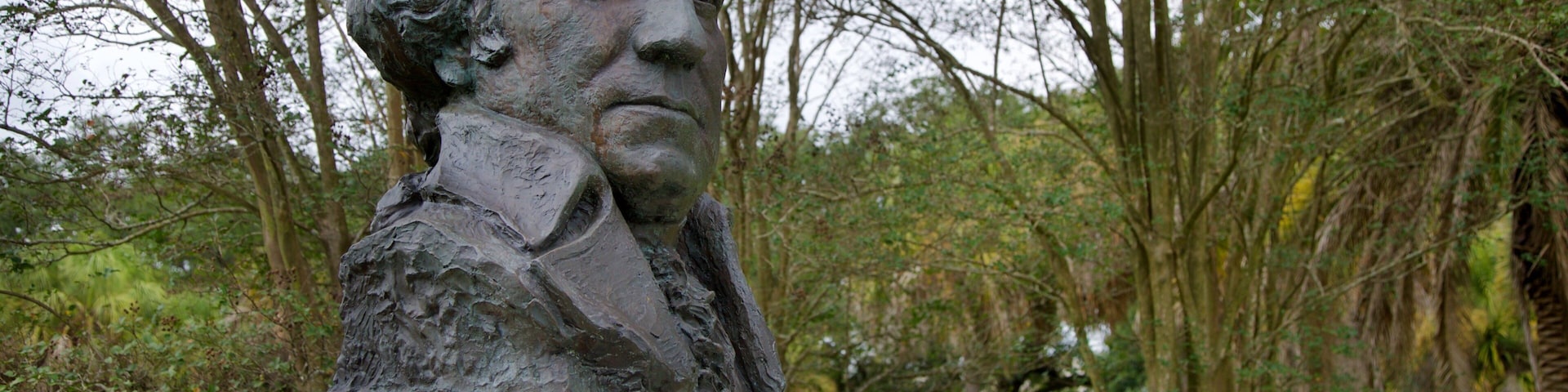Arsenal Park showing a statue or sculpture