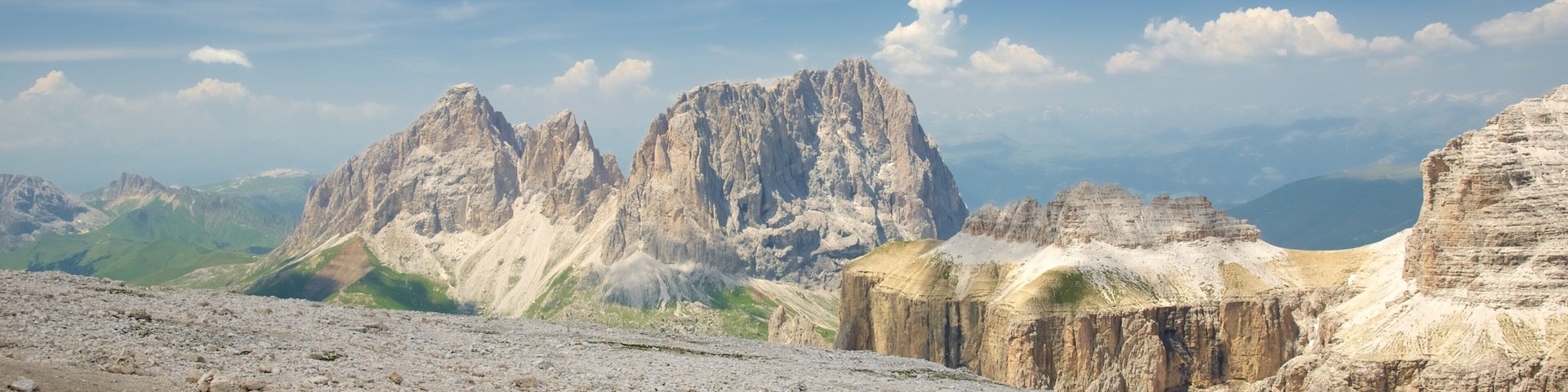 Paisagem montanhosa rochosa com duas pessoas e uma criança.