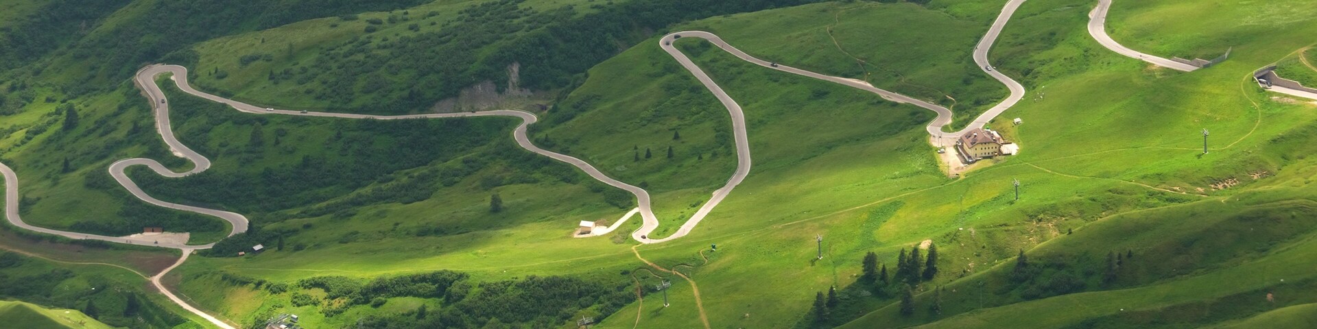 Trentino que inclui montanhas e fazenda