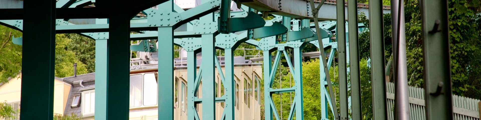 Dresden mostrando uma ponte