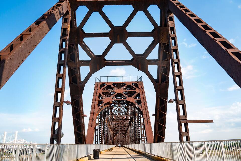 Uma grande ponte de aço com uma estrutura de treliça complexa.