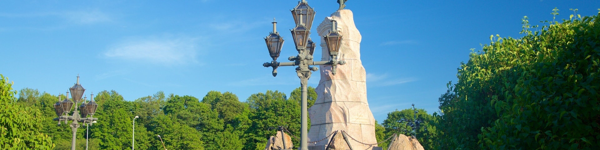 Talim caracterizando um parque e uma estátua ou escultura