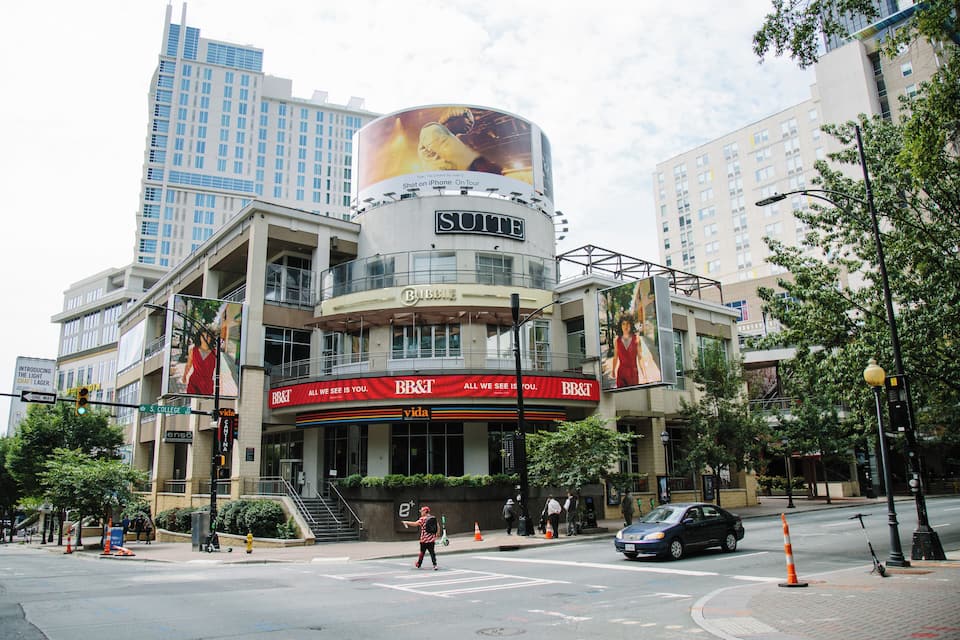 Um hotel com um grande outdoor e uma placa para B&T.