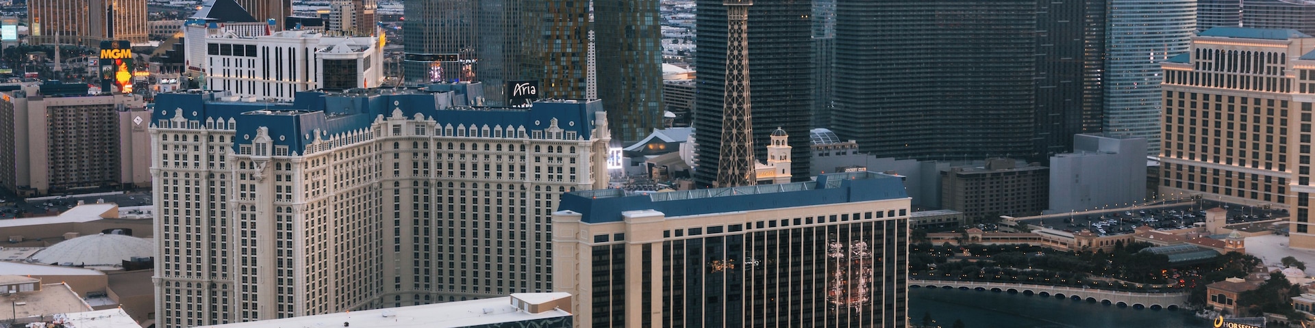 Paisagem urbana com edifícios notáveis, incluindo o hotel Cosmopolitan e o cassino MGM.