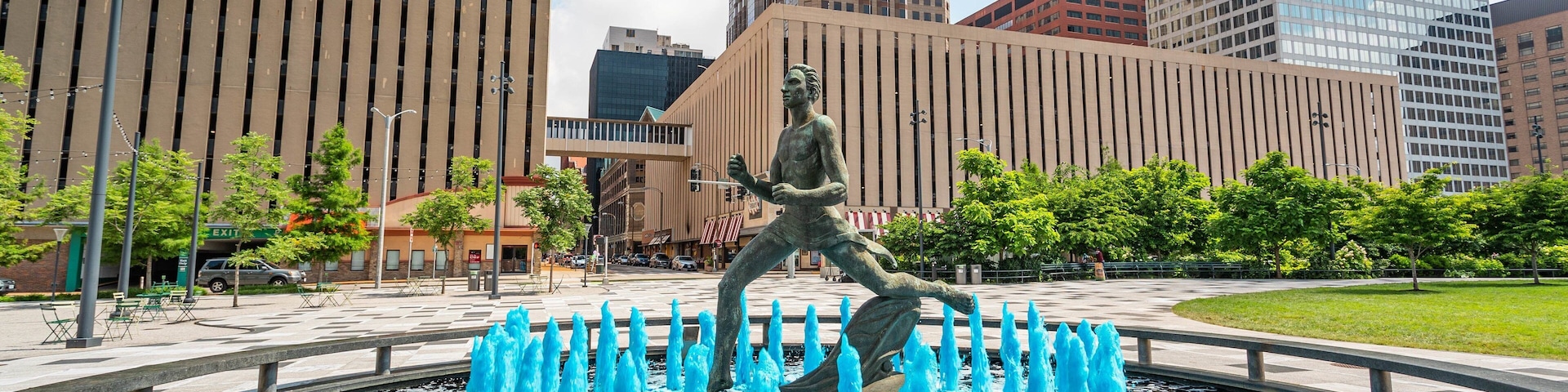 Kiener Plaza which includes a city, a statue or sculpture and a fountain