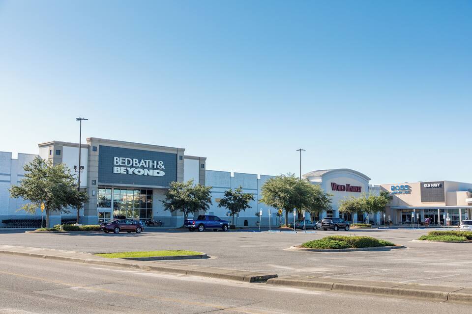 Um centro comercial com lojas Bed Bath & Beyond, Ross e Old Navy.