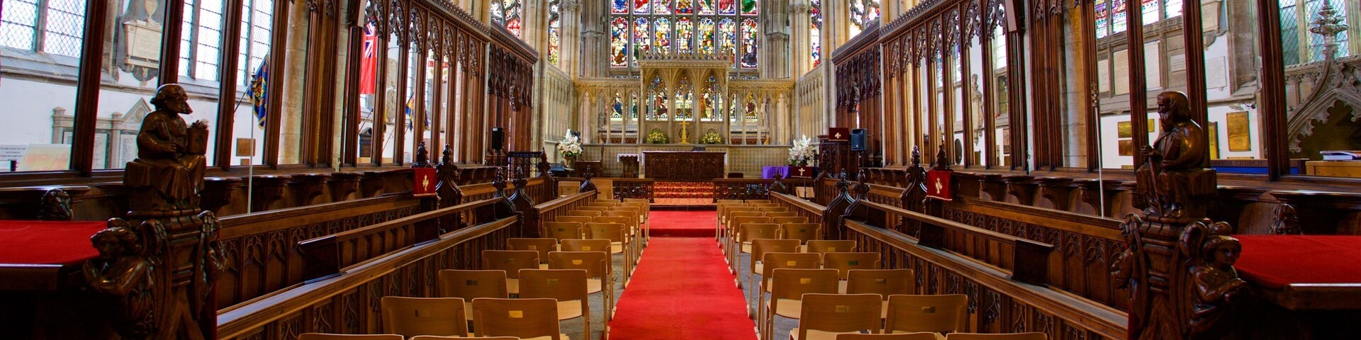 Santuário da Santíssima Trindade caracterizando elementos de patrimônio, vistas internas e uma igreja ou catedral