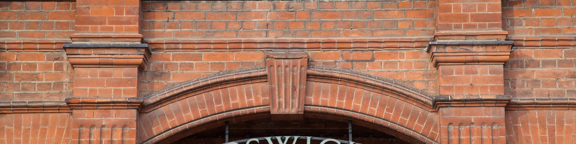 Placa do Museu de Ipswich em um edifício de tijolos.