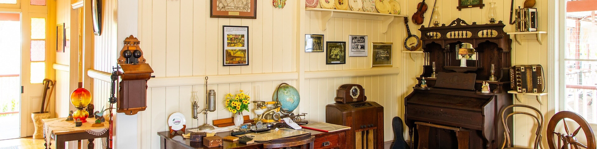 Mareeba Heritage Museum and Visitor Information Centre showing heritage elements, a house and interior views