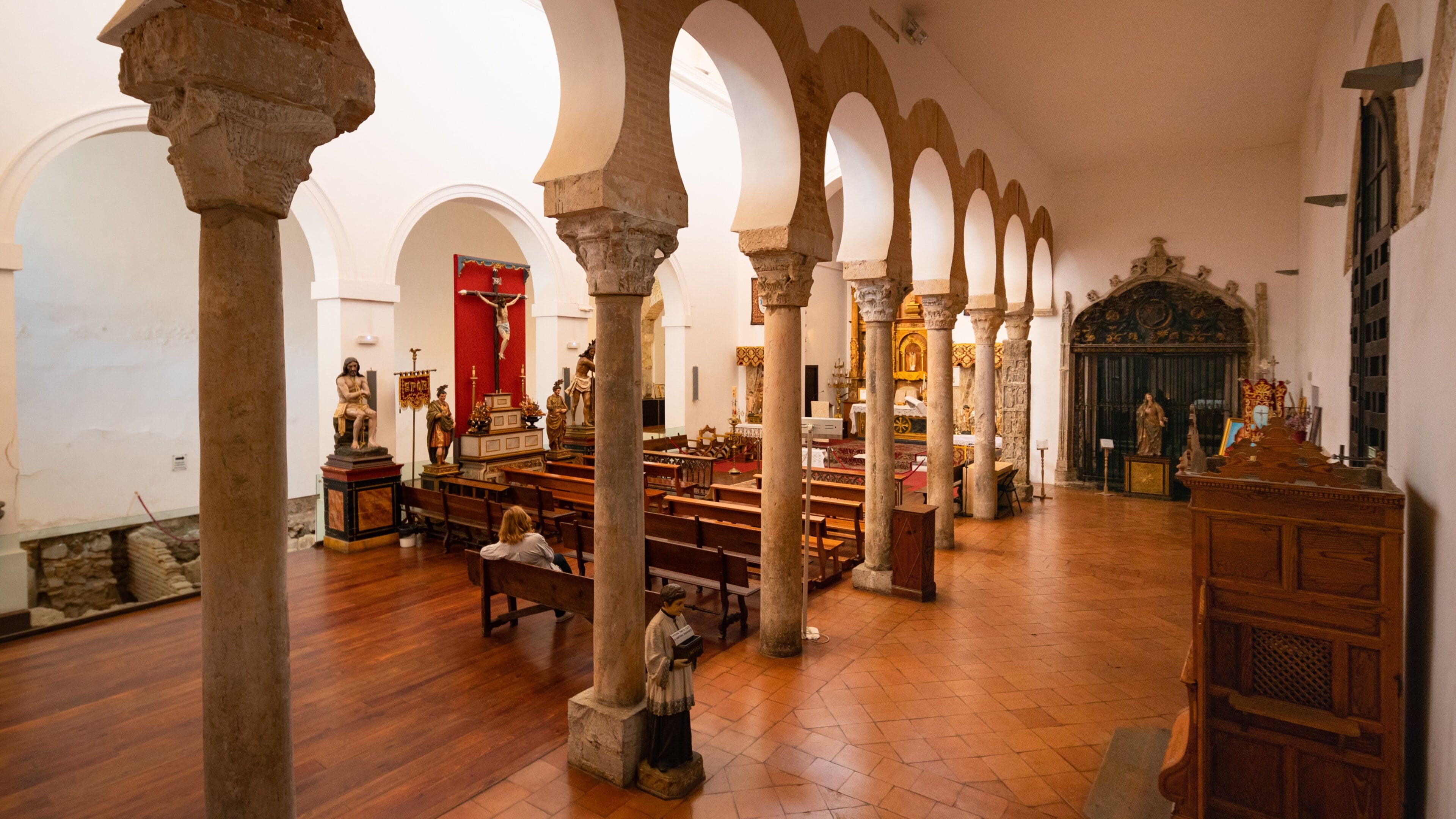 Church of El Salvador showing interior views, a church or cathedral and heritage elements