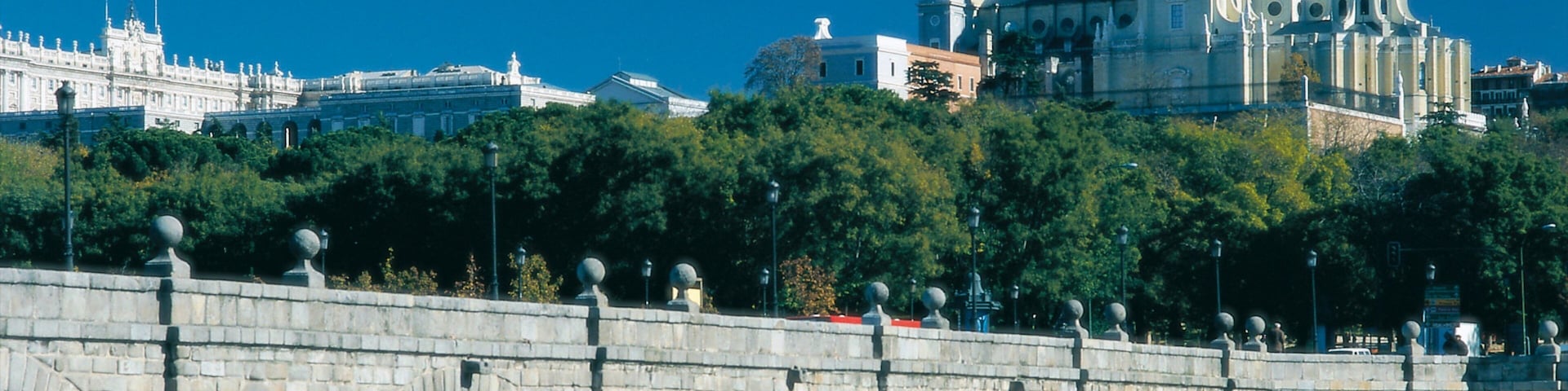 Madri mostrando uma igreja ou catedral, uma ponte e arquitetura de patrimônio