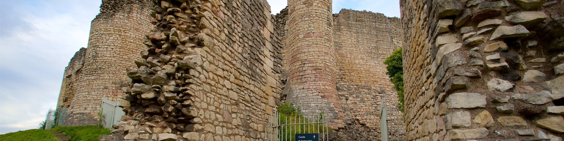 Conisbrough Castle showing a ruin